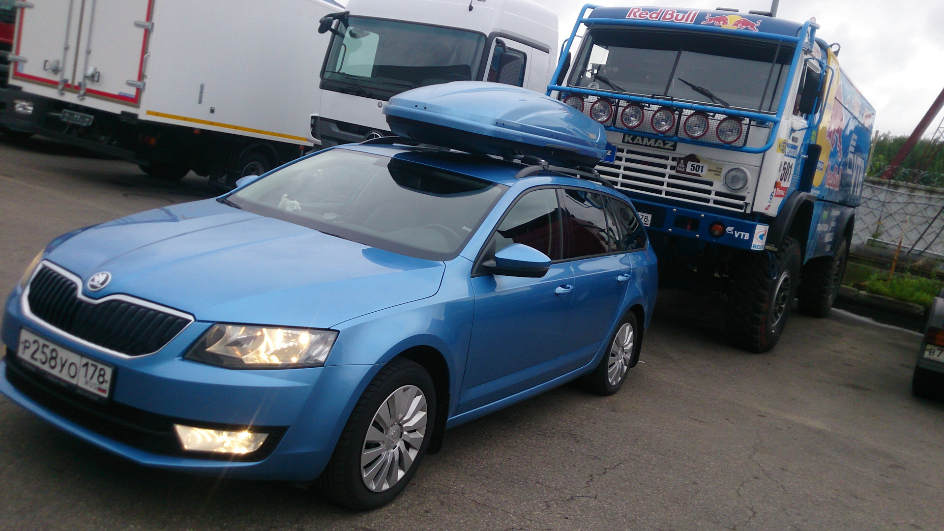 Неповседневный задний фон — Skoda Octavia Combi A7 Mk3, 1,2 л, 2014 года | фотография | DRIVE2