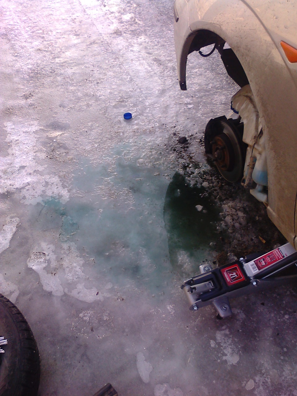 Нам отключили воду или чистим бачок омывателя. — Ford Focus Sedan I, 1 ...
