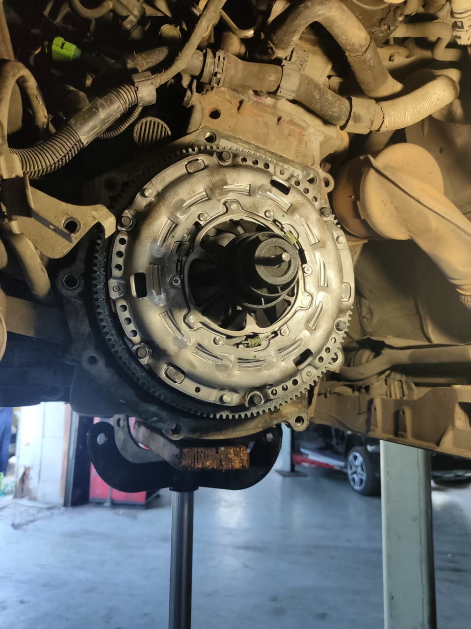 Замена сцепления, маховика МКПП — Volkswagen Passat B6, 1,8 л, 2008 ...
