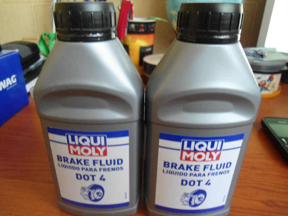Bremsflüssigkeit DOT 4 — Audi 100 (C4), 2,8 л., 1991 года | плановое ТО ...