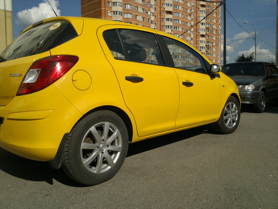 Черные стойки дверей — Opel Corsa D, 1,4 л, 2008 года | стайлинг | DRIVE2