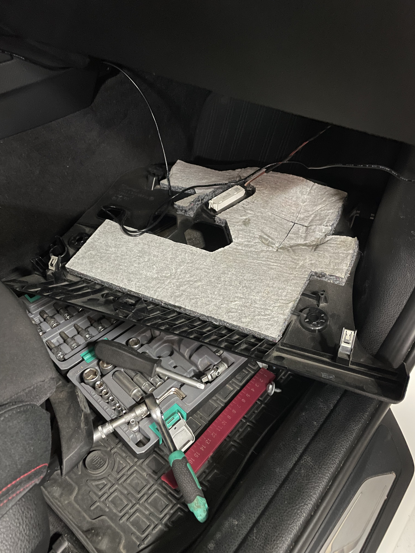 Замена амортизатора вещевого ящика — BMW 3 series (F30), 1,6 л, 2013 ...