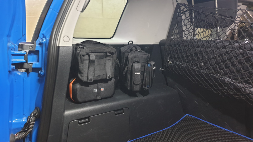 Крепёж всякого в багажнике — Toyota FJ Cruiser, 4 л, 2006 года ...