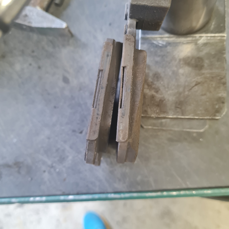 Замена поперечных рычагов. Замена передних тормозных колодок ...