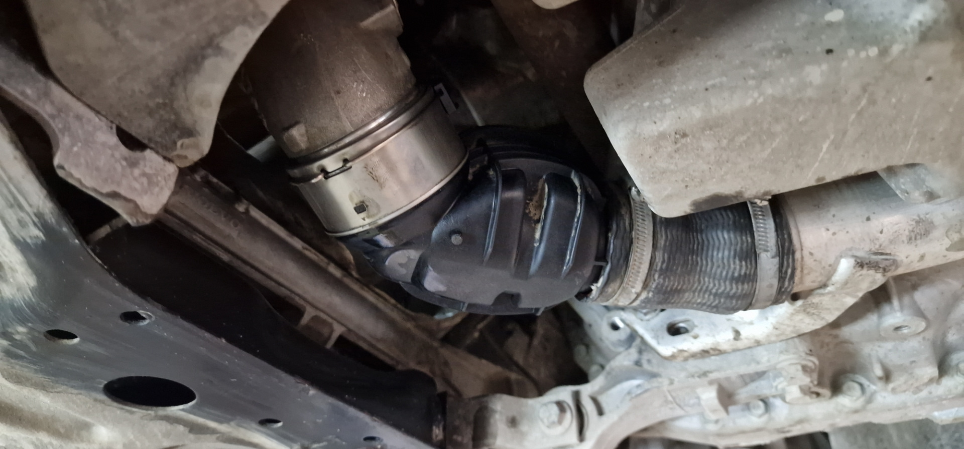 Уплотнитель интеркуллера D4 — Volvo V40 Cross Country, 2 л., 2018 года ...