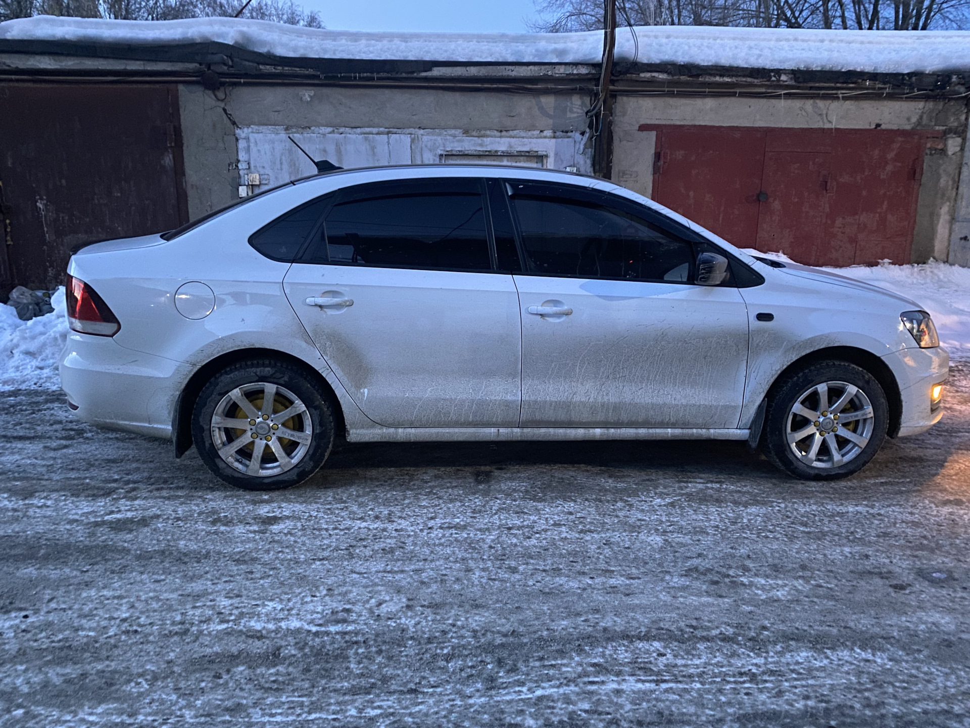 Затонировался и поставил пружины от гольфа 4 — Volkswagen Polo Sedan, 1,6 л, 2018 года ...