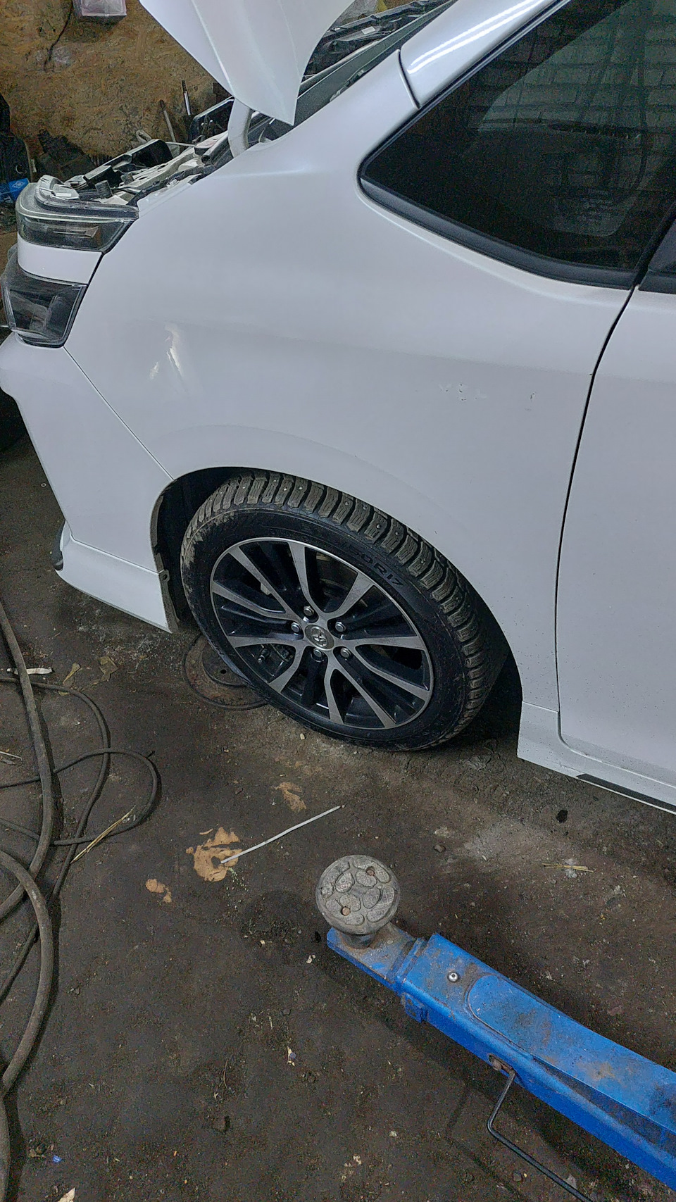 Замена передних пружин. — Toyota Voxy (3G), 1,8 л, 2014 года | своими ...