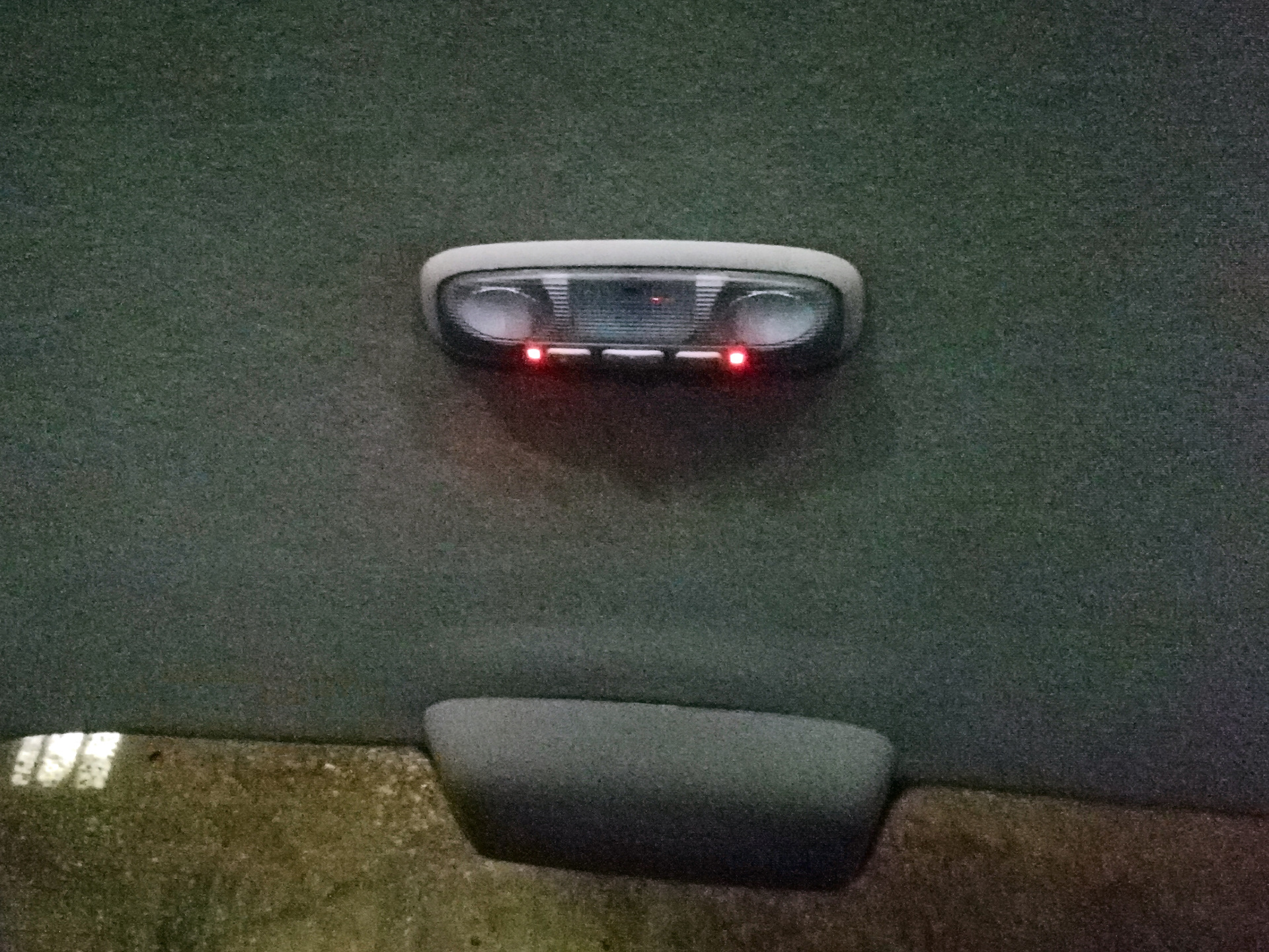 Плафон заднего ряда с Ambilight — Ford Focus Sedan II, 1,6 л, 2008 года ...