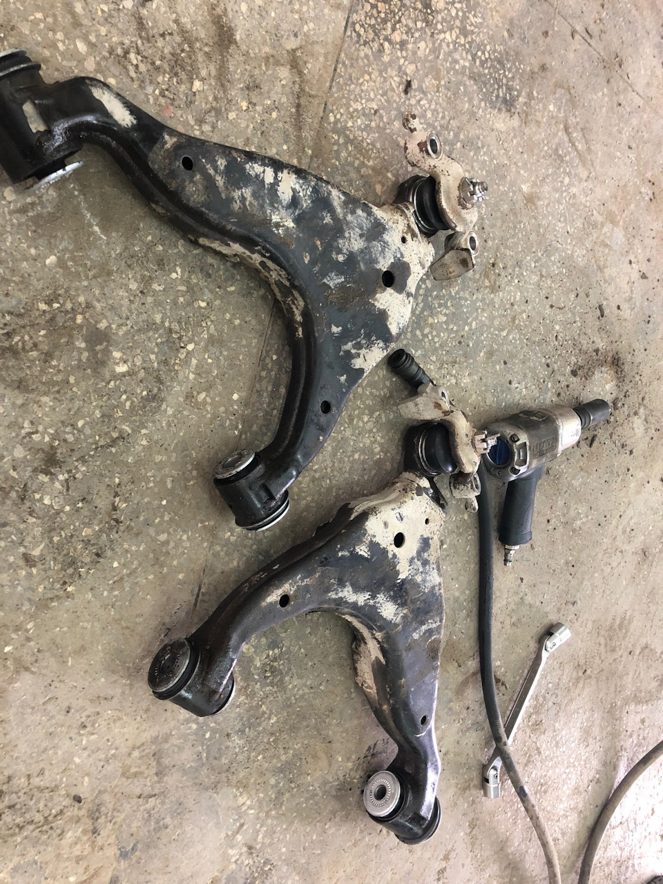 Новые сайленты, шаровые, тяги, ревизия тормозов в круг, сход-развал ...