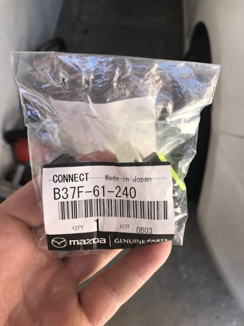 B37F61240 Штуцер патрубка отопителя Mazda | Запчасти на DRIVE2