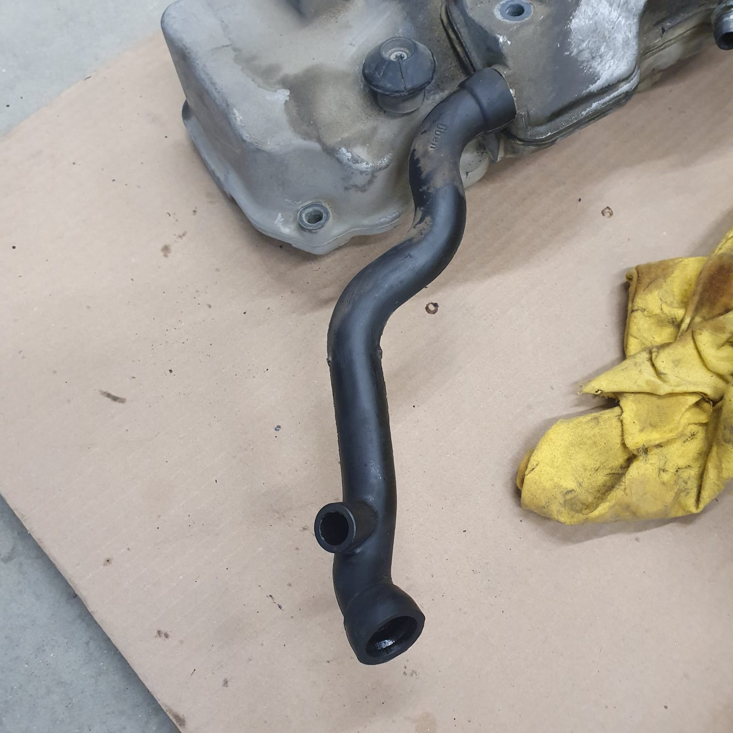 Замена трубок и чистка вентиляции картерных газов — Mercedes-Benz C ...