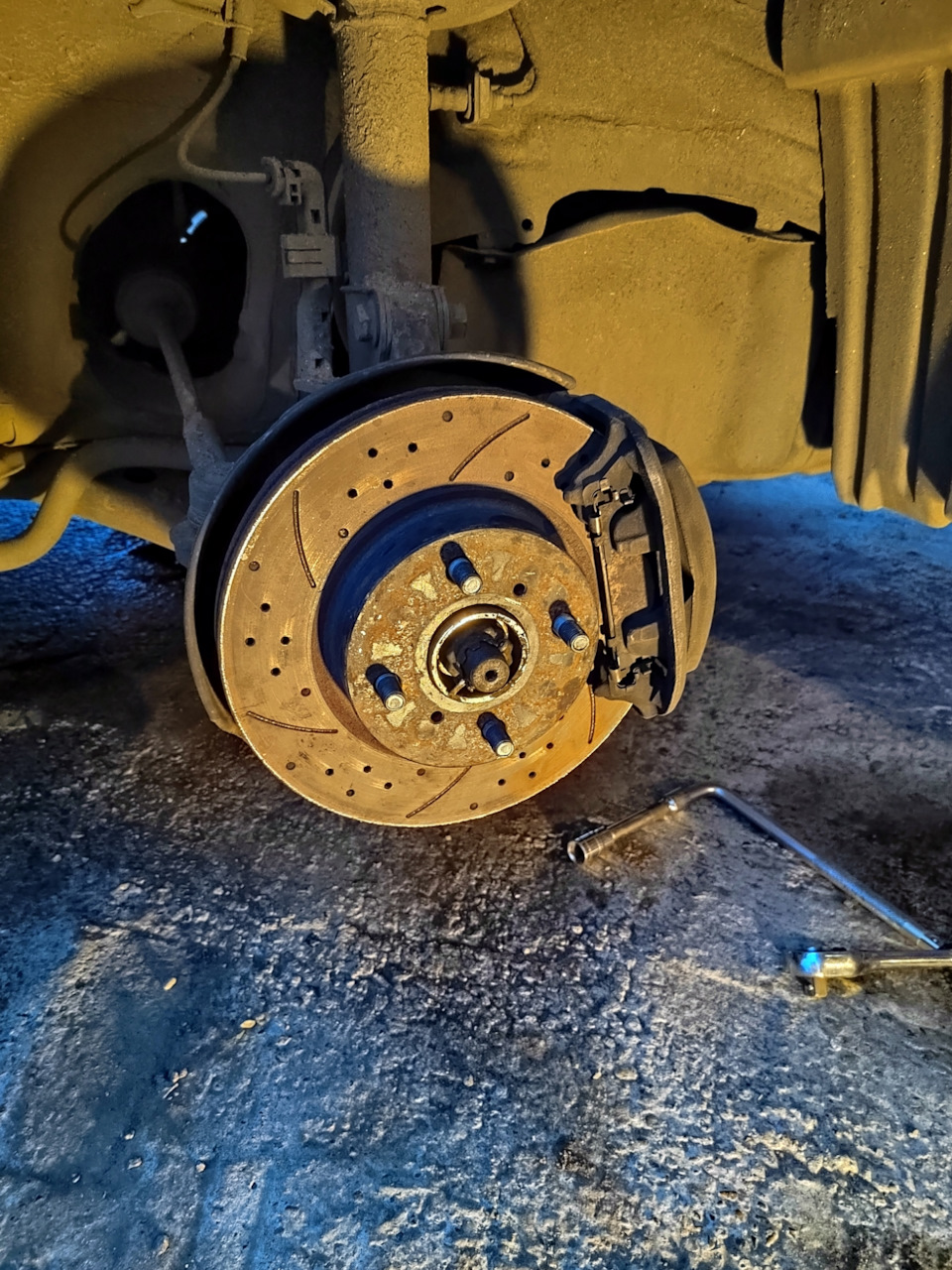 Передние тормозные диски с перфорацией — Toyota Sprinter (110), 1,8 л ...