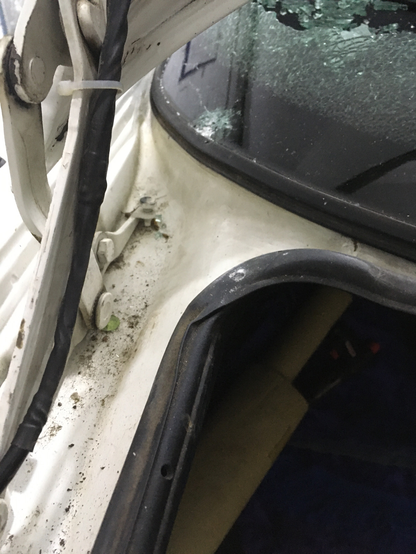 Неудачная замена газлифтов -которая стоила оригинального заднего стекла ...