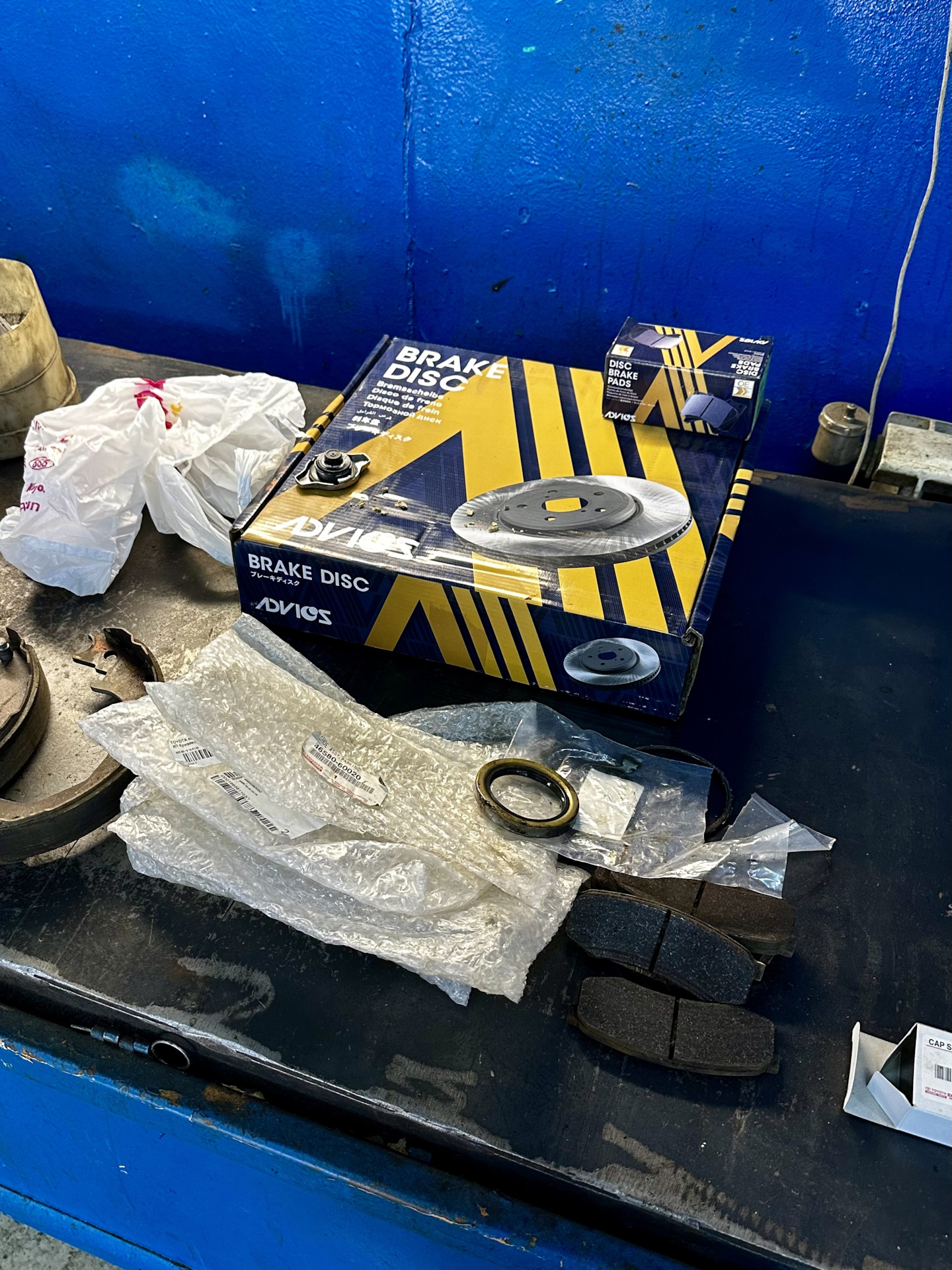 Замена задних тормозов + Ремонт ручника — Toyota Land Cruiser Prado 90 ...