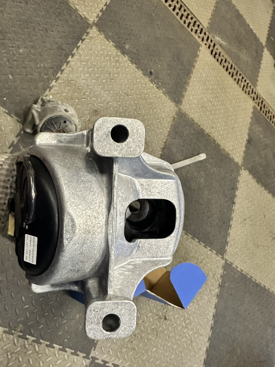 AUDI Q5 2009 3.0 TDI CCWA Замена правой опоры двигателя — Audi Q5 (1G ...