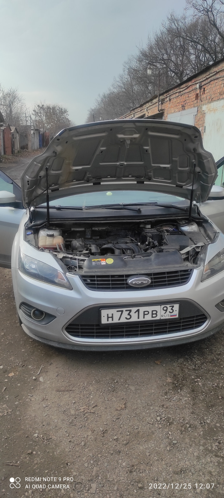 Упоры капота и заглушки сидений — Ford Focus Hatchback II, 1,6 л, 2008 ...