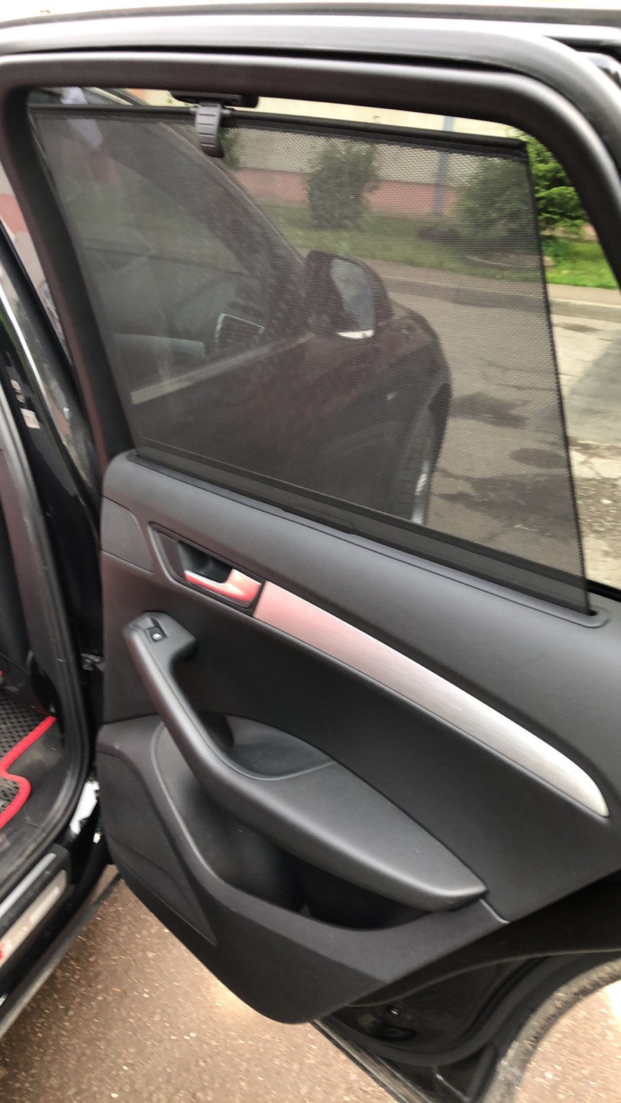 Установка оригинальных солнцезащитных шторок в задних дверях Audi Q5 ...