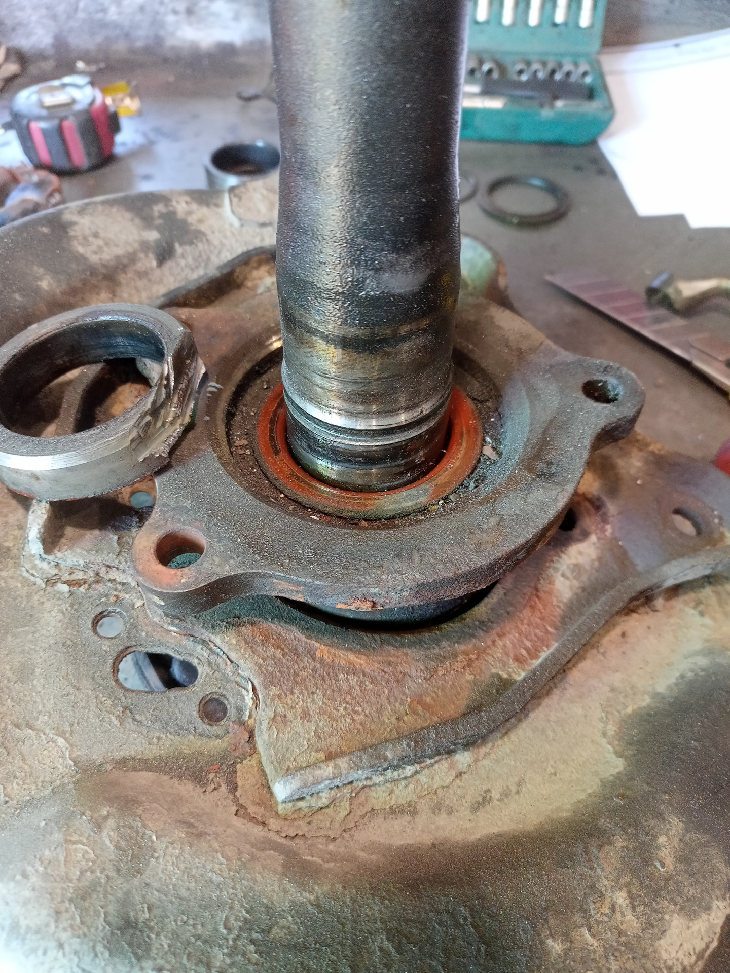 Замена подшипника задней полуоси. — Toyota Sequoia (1G), 4,7 л, 2002 ...