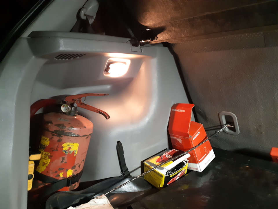 Свет в багажник. — Mazda 323 VI, 1,6 л, 2001 года | своими руками | DRIVE2