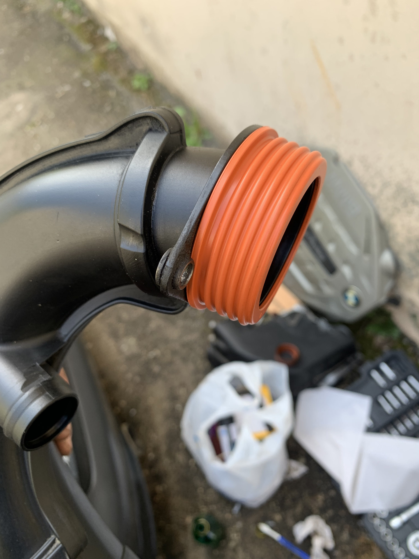 Замена трубок ВЕНТИЛЯЦИИ КАРТЕРА N63 — BMW 5 series (F10), 4,4 л, 2010 ...