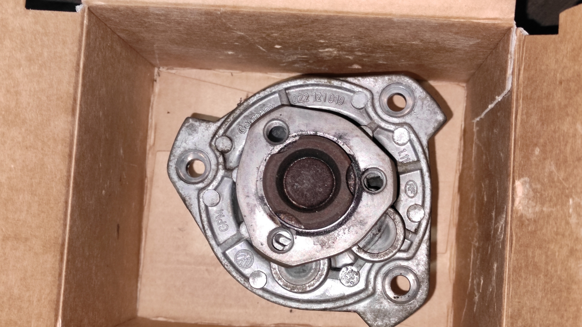 Замена помпы Hepu P525 — Volkswagen Bora (1G), 3,2 л, 2002 года ...