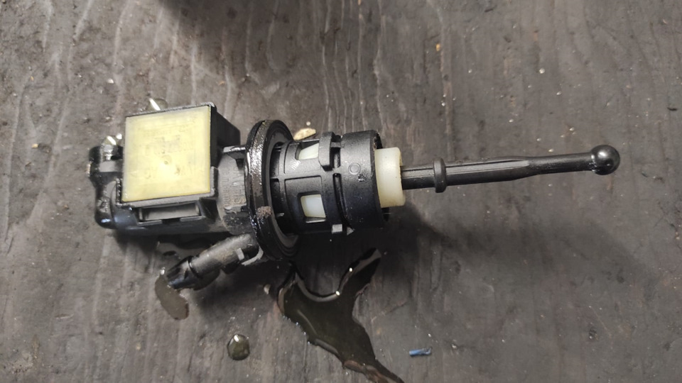 Цилиндры сцепления + пружинка — Volkswagen Golf Plus, 1,6 л, 2013 года ...