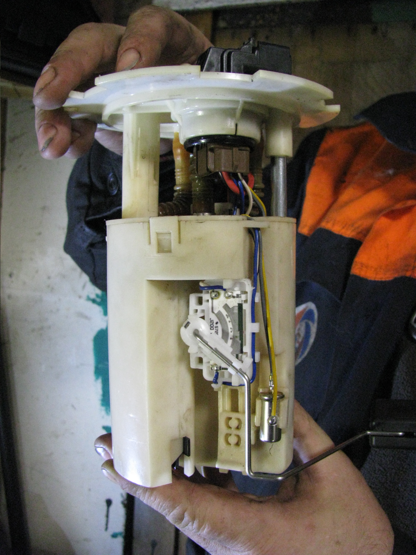 Замена датчика уровня топлива (ДУТ) — Chevrolet Lacetti SW, 1,6 л, 2008 ...