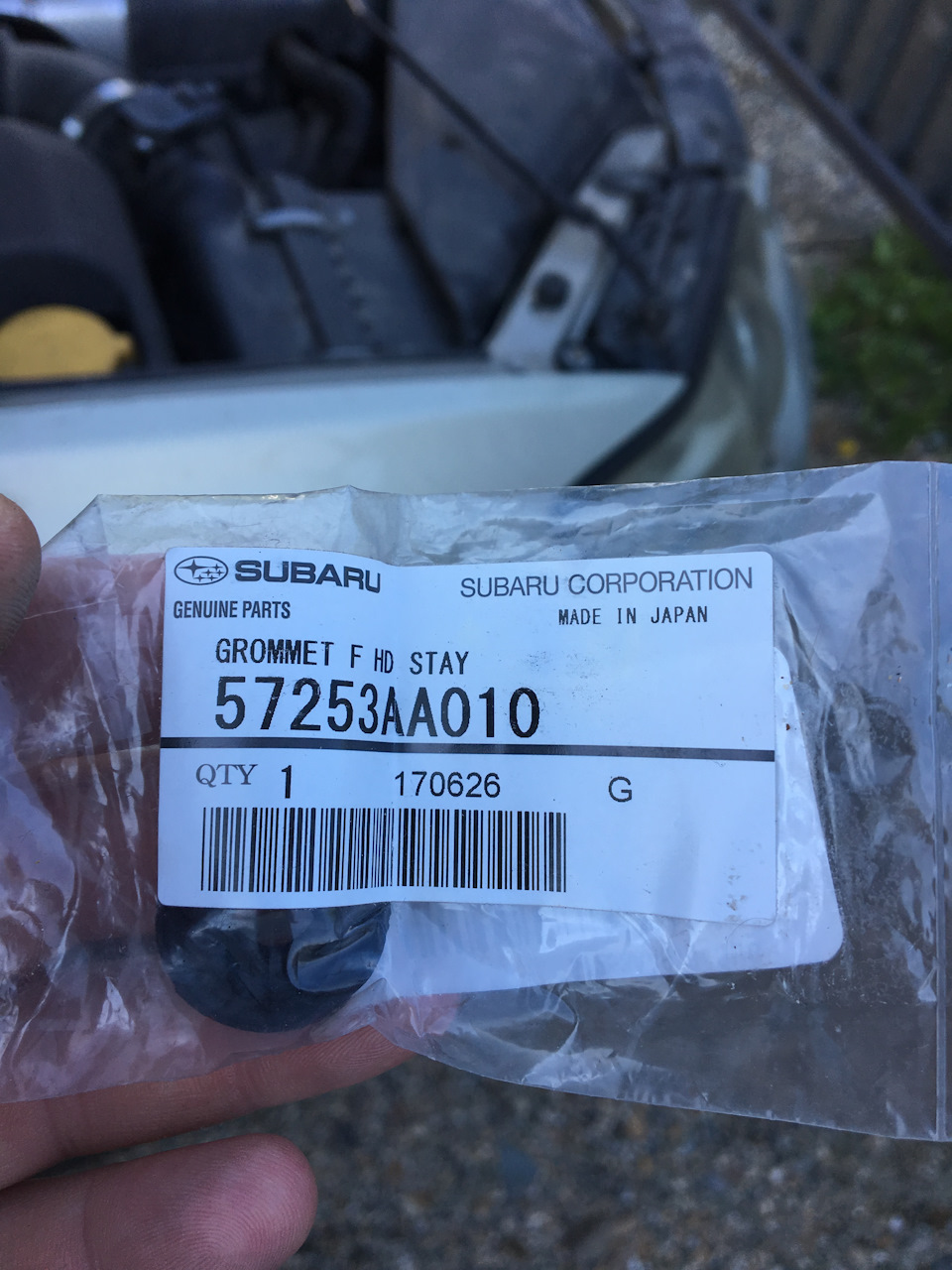 Пыльник упора держателя капота — Subaru Outback (BP), 3 л, 2003 года ...