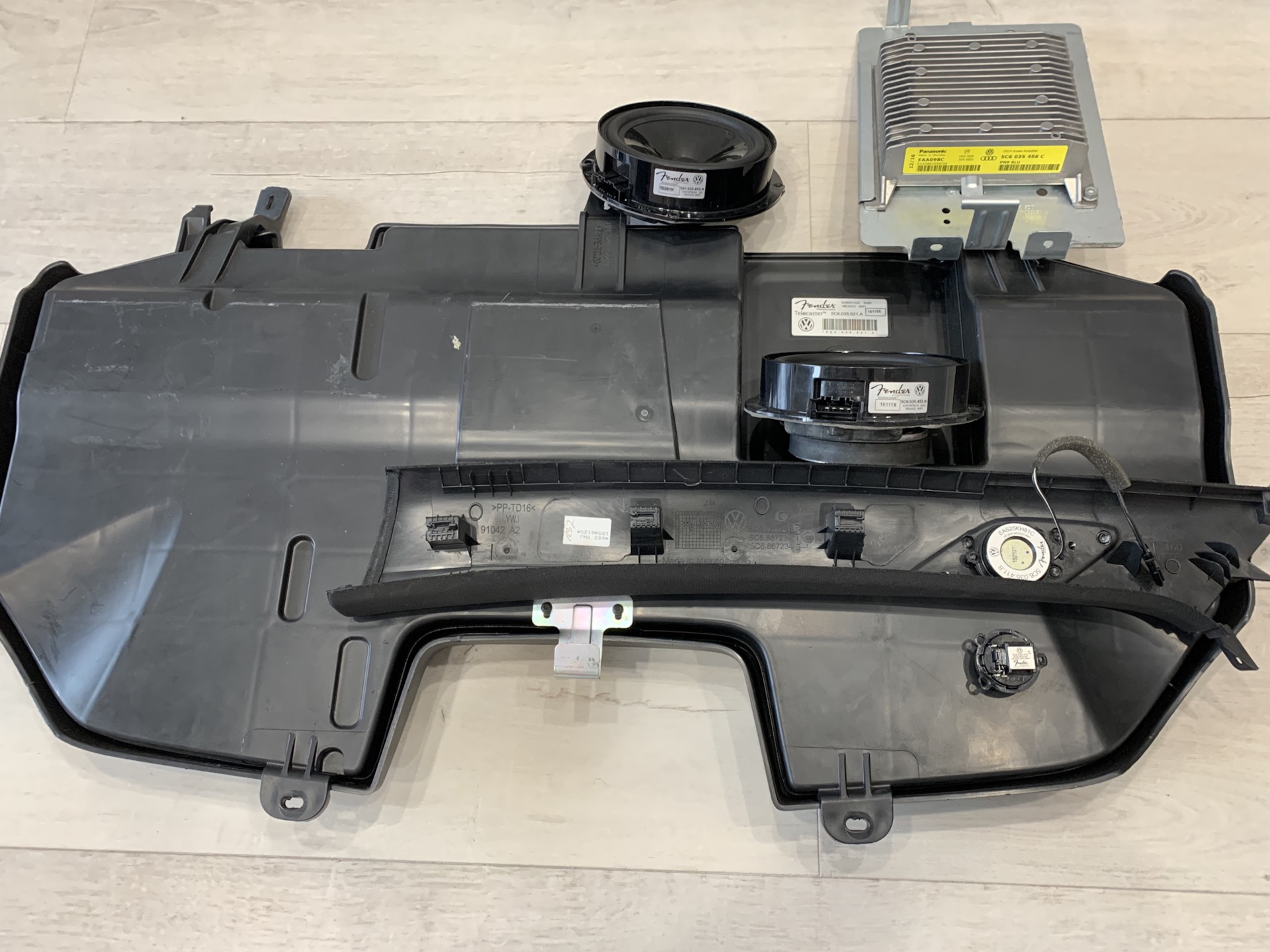 Fender premium audio + ШВИ дверей — Volkswagen Jetta VI, 1,4 л, 2013 ...