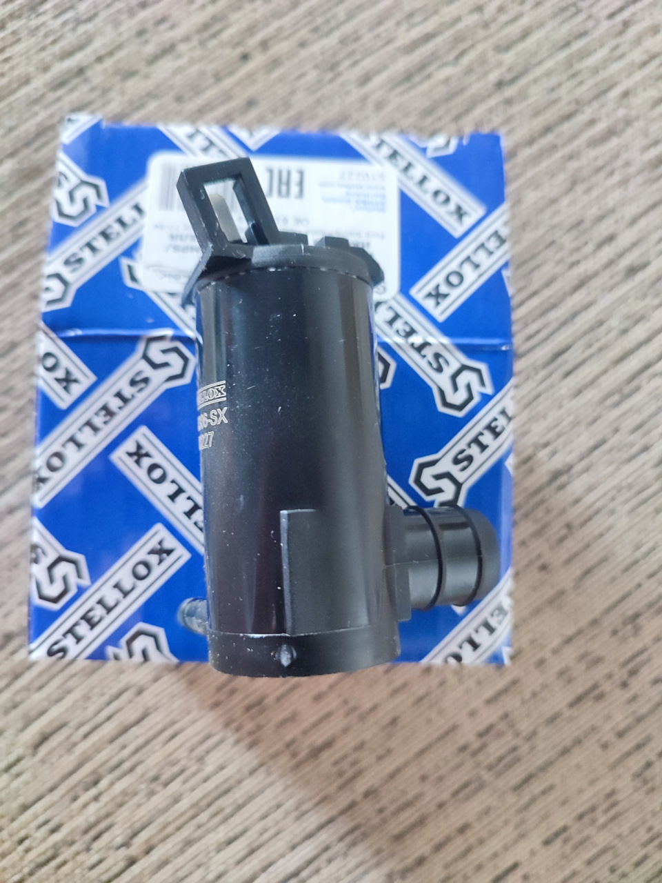 [143] Замена насоса омывателя заднего стекла — Mazda 323 VI, 1,6 л ...