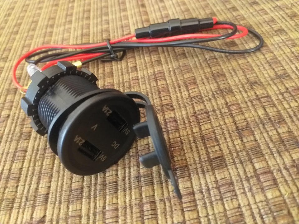 USB-порты вместо прикуривателя — Nissan Tino, 2 л, 1999 года ...