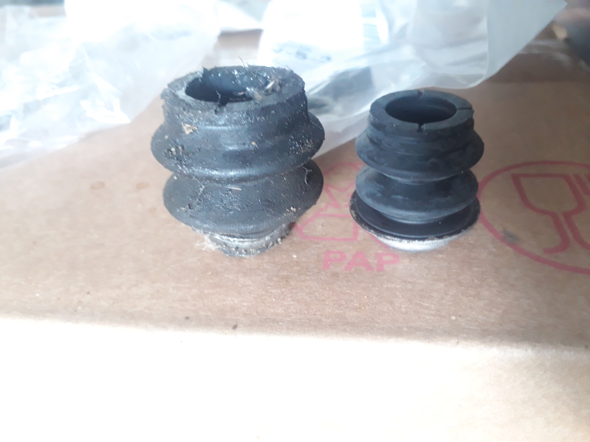 Обслуживание скоб передних суппортов — Toyota Mark II (90), 2,5 л, 1993 ...