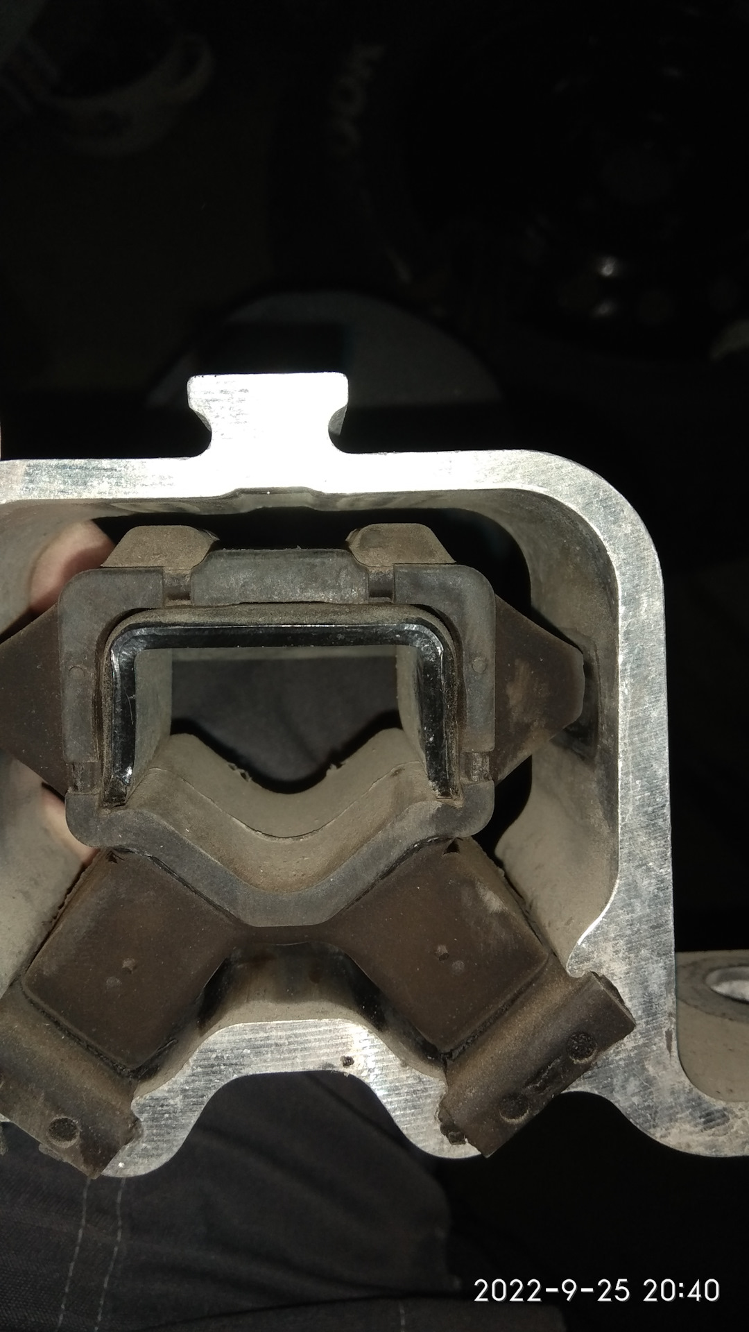 Правая подушка. — Renault Logan (1G), 1,6 л, 2011 года | запчасти | DRIVE2