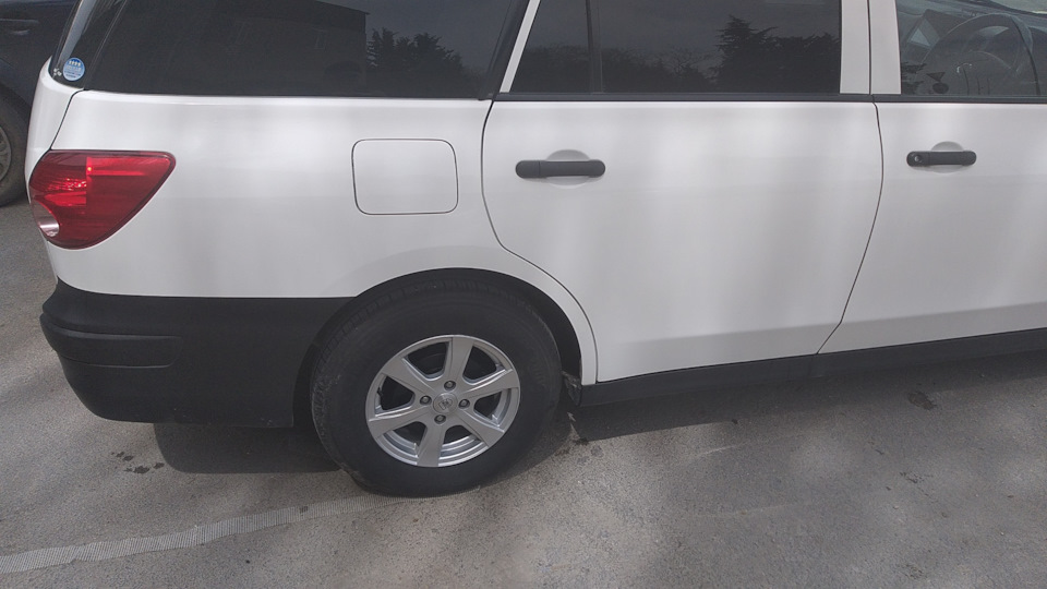 Установлена летняя резина 175/8014 Kumho — Nissan AD (Y12), 1,5 л, 2017 ...