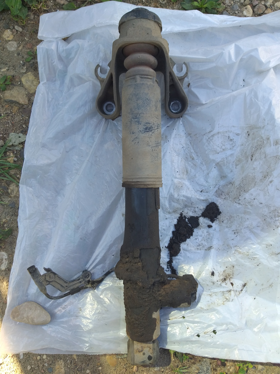 Стойка потекла — Volvo XC90 (2G), 2 л, 2016 года | поломка | DRIVE2