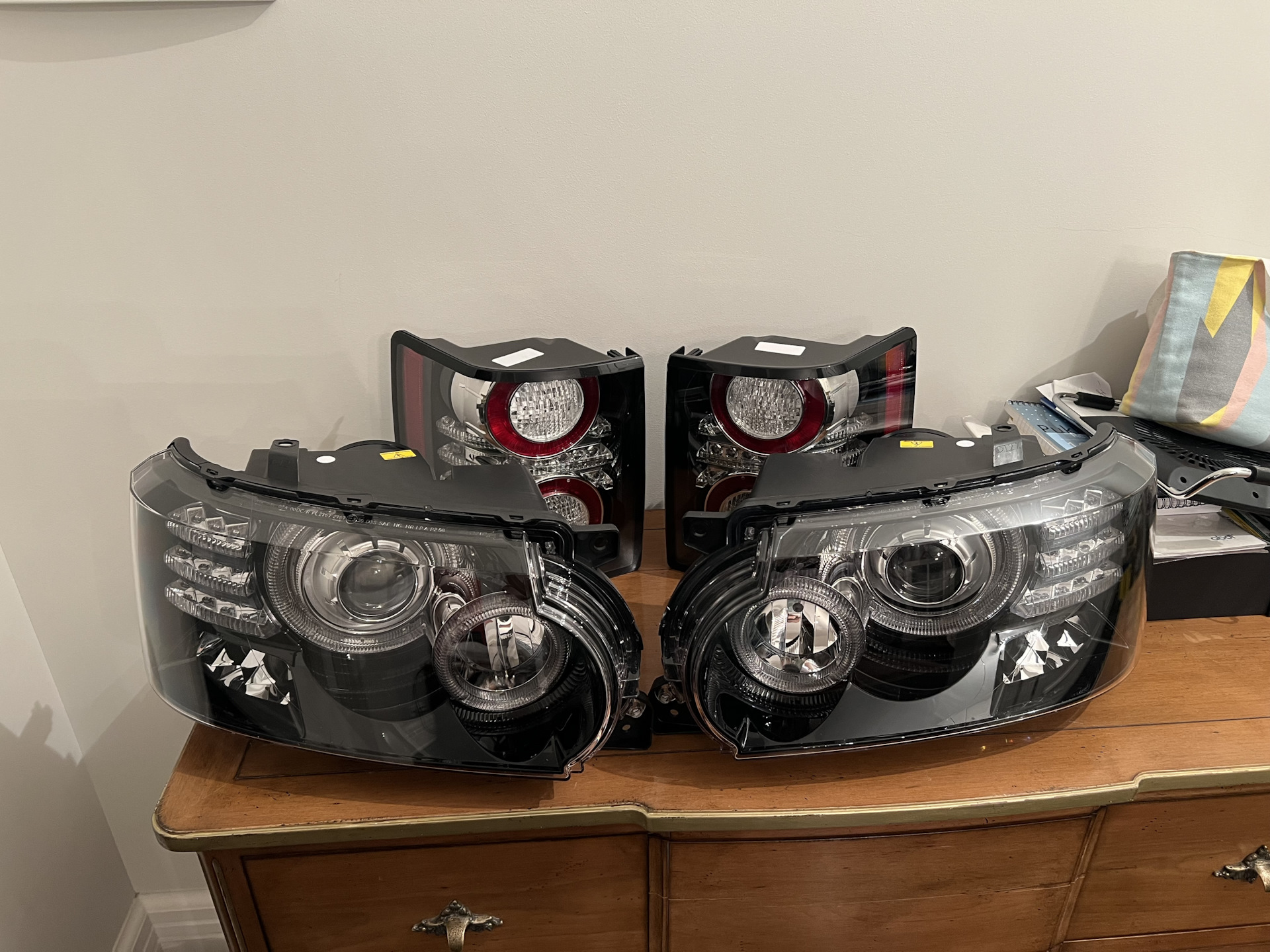 Замена всей оптики. Накладки на задний бампер. Шильдик. — Land Rover ...