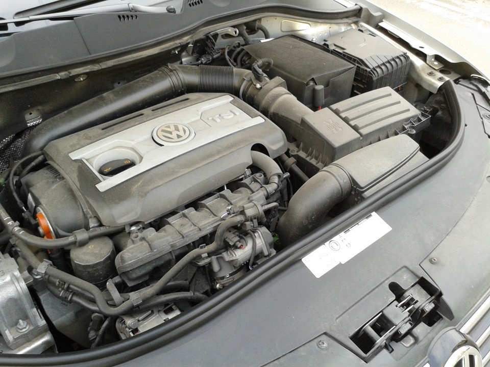Пластиковая облицовка аккумулятора. — Volkswagen Passat B7, 1,8 л, 2011 ...