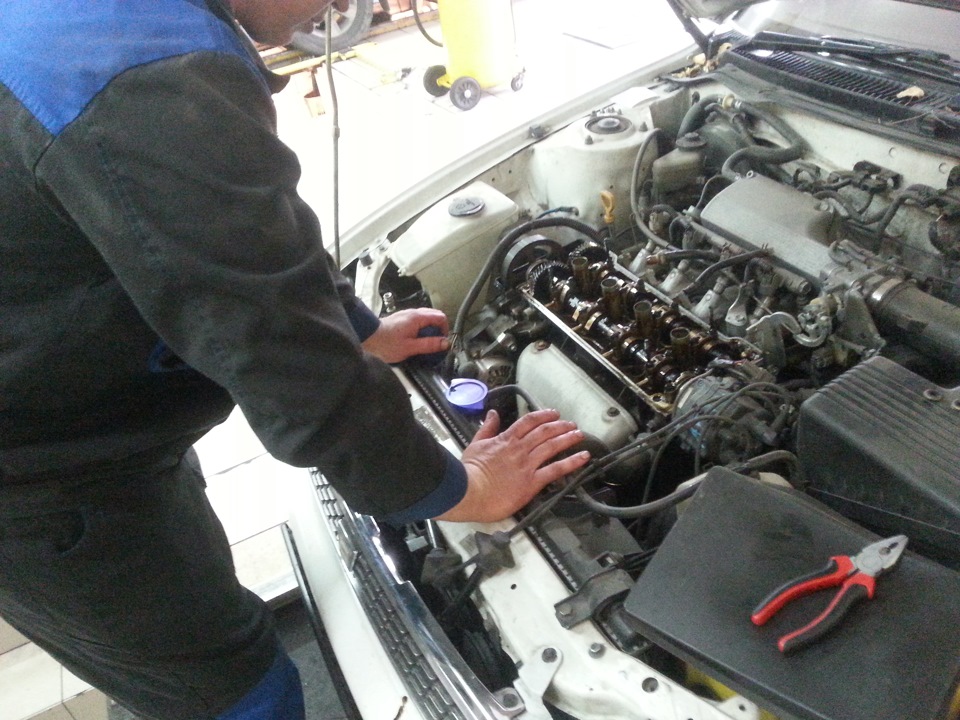 Замена прокладки крышки клапанов. — Toyota Corolla (100), 1,5 л, 1994 ...