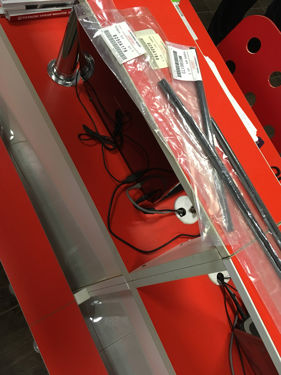 MR598173 РЕЗИНКА ЩЕТКИ RR ДВОРНИКА 305MM CW6W Mitsubishi | Запчасти на ...
