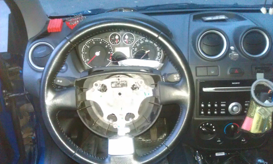 Кожанный руль. — Ford Fiesta (Mk V), 1,4 л, 2007 года | тюнинг | DRIVE2