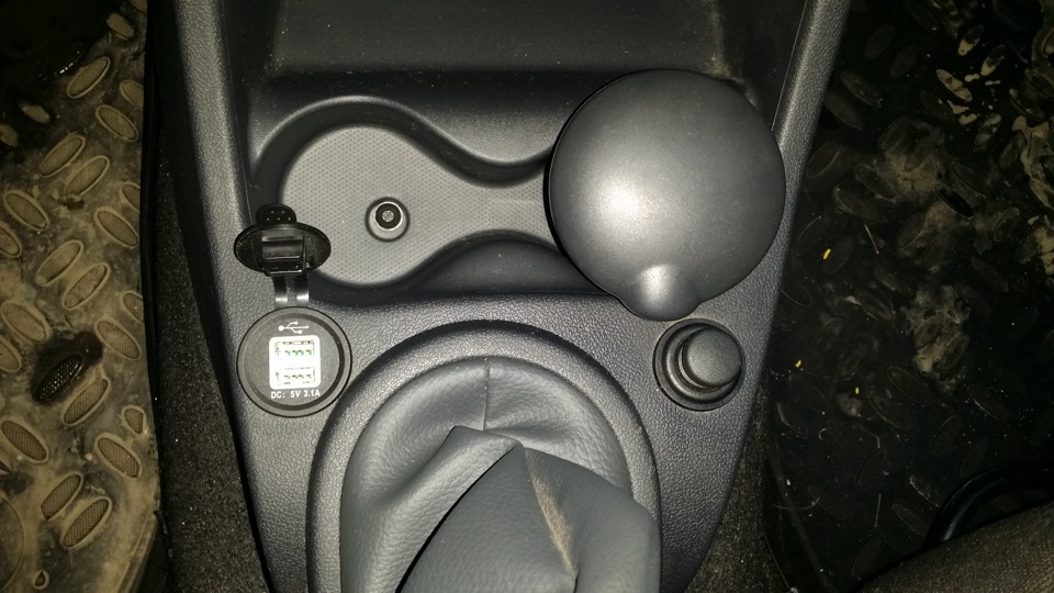 Прикуриватель для USB устройств — Lada Ларгус, 1,6 л, 2014 года ...
