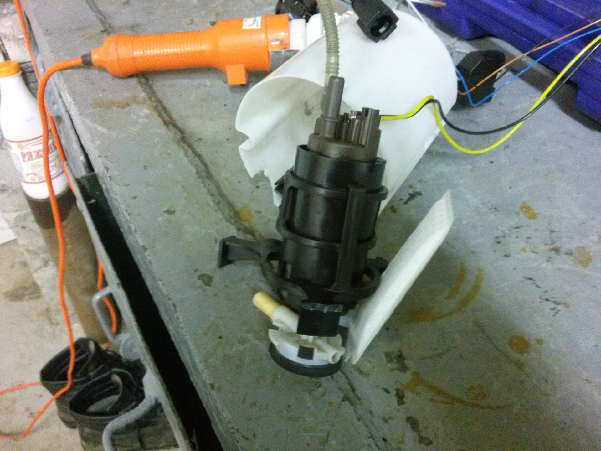 Замена фильтра грубой очистки топлива — Volkswagen Passat B7, 1,8 л ...