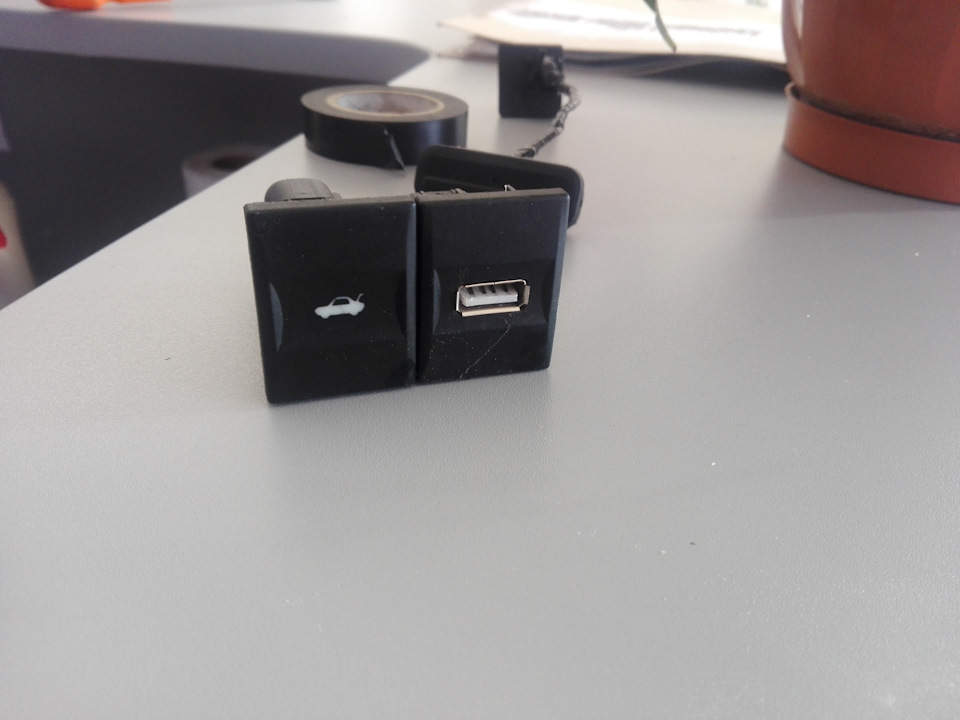 USB-зарядка в штатное место — Ford Mondeo III, 2 л, 2001 года ...