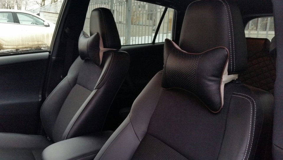 Подушка для шеи с логотипом "Тойота" — Toyota RAV4 (IV), 2 л, 2016 года ...
