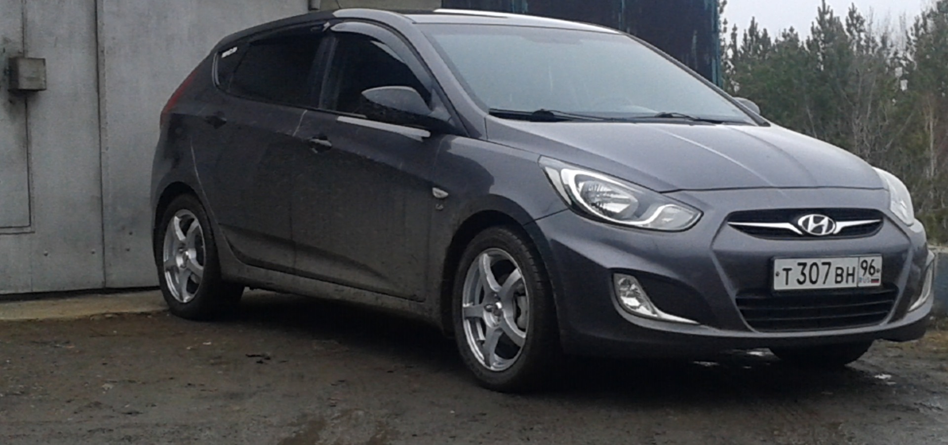 Вот 16ки и на машине — Hyundai Solaris Hatchback, 1,6 л, 2011 года | колёсные диски | DRIVE2