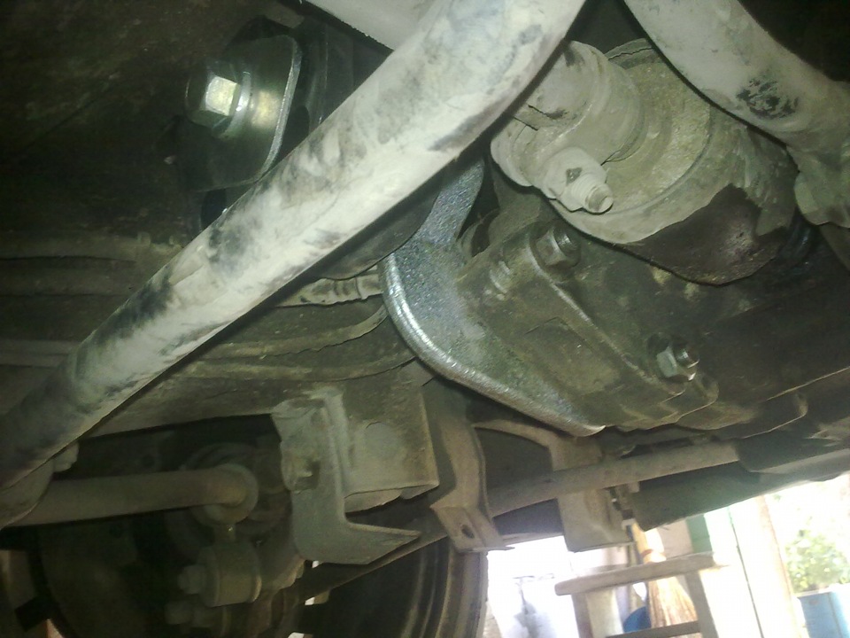 Опора задняя двигателя и КПП — Lada Приора седан, 1,6 л, 2009 года ...