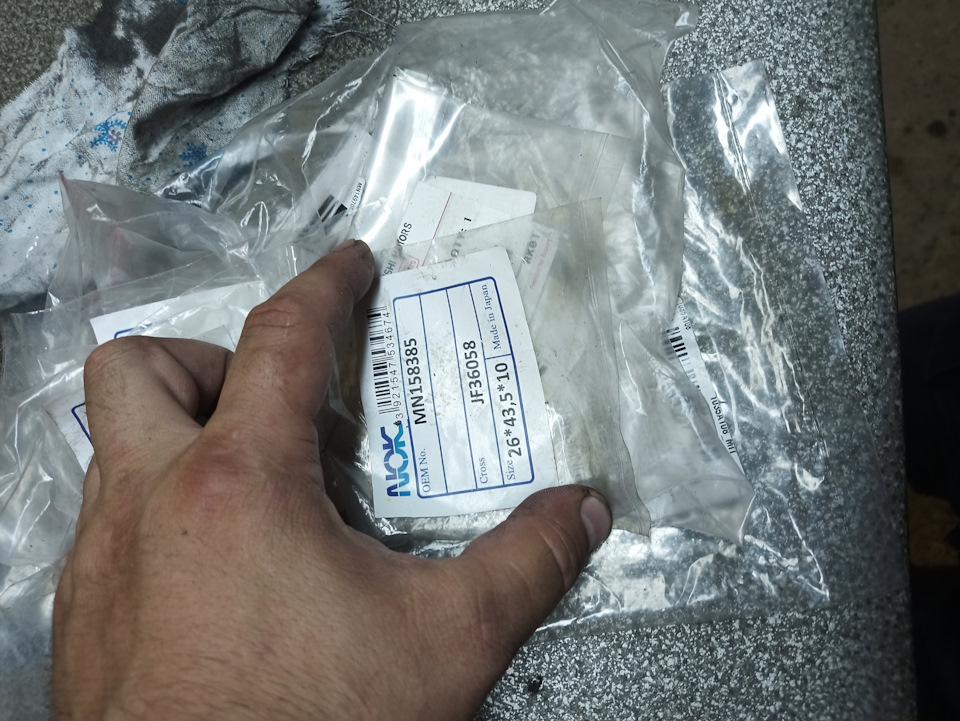 53. Замена сальников клапанной крышки и форсунок — Mitsubishi L200 (4G ...