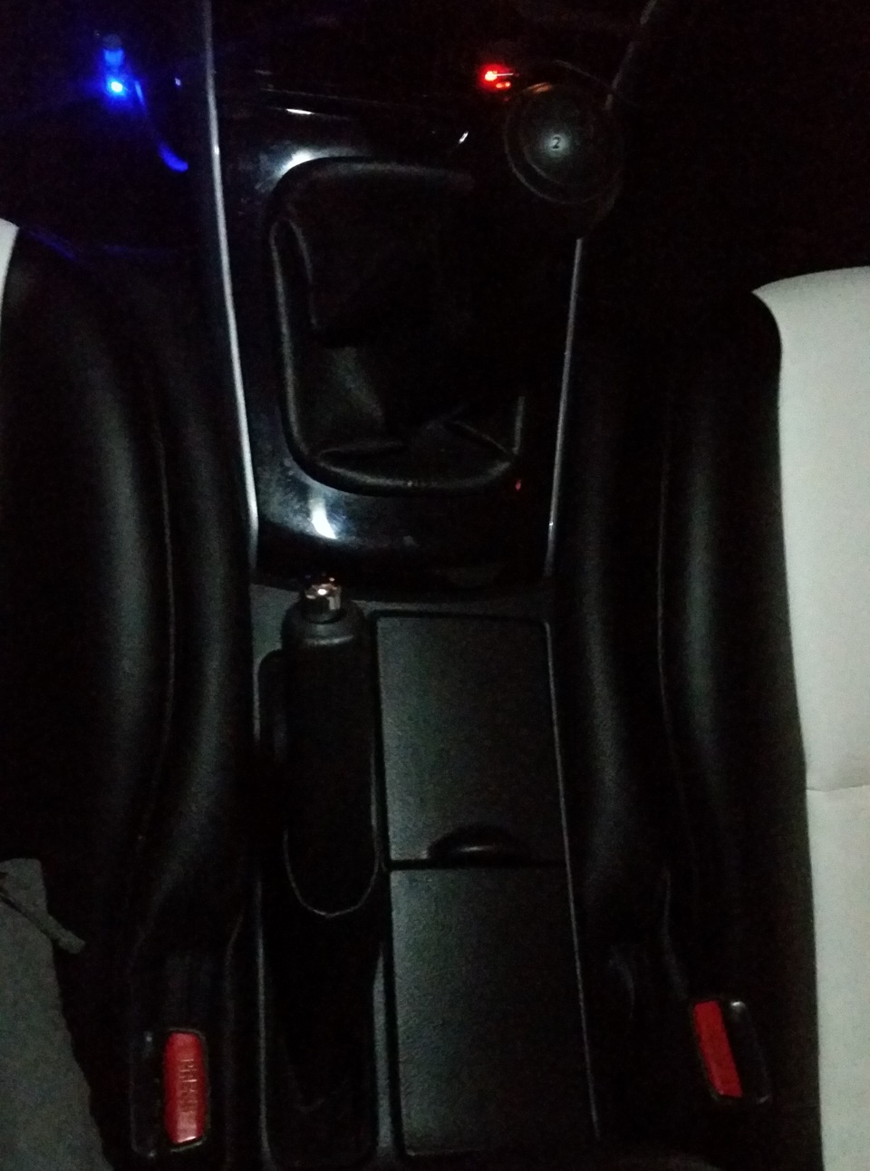 Вставки между сидений — Toyota Corolla (140/150), 1,6 л, 2008 года ...