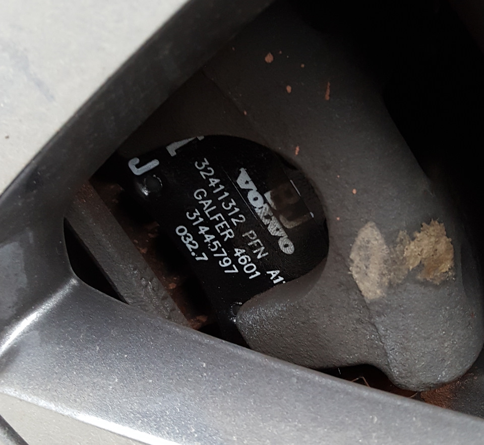 Замена задних колодок — Volvo XC70 III, 2,4 л, 2014 года | визит на ...