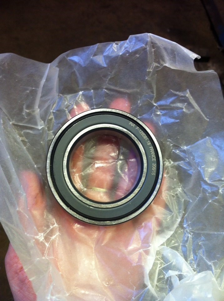 Замена подшипника приводного вала с30 и масла в коробке — Volvo C30, 1 ...